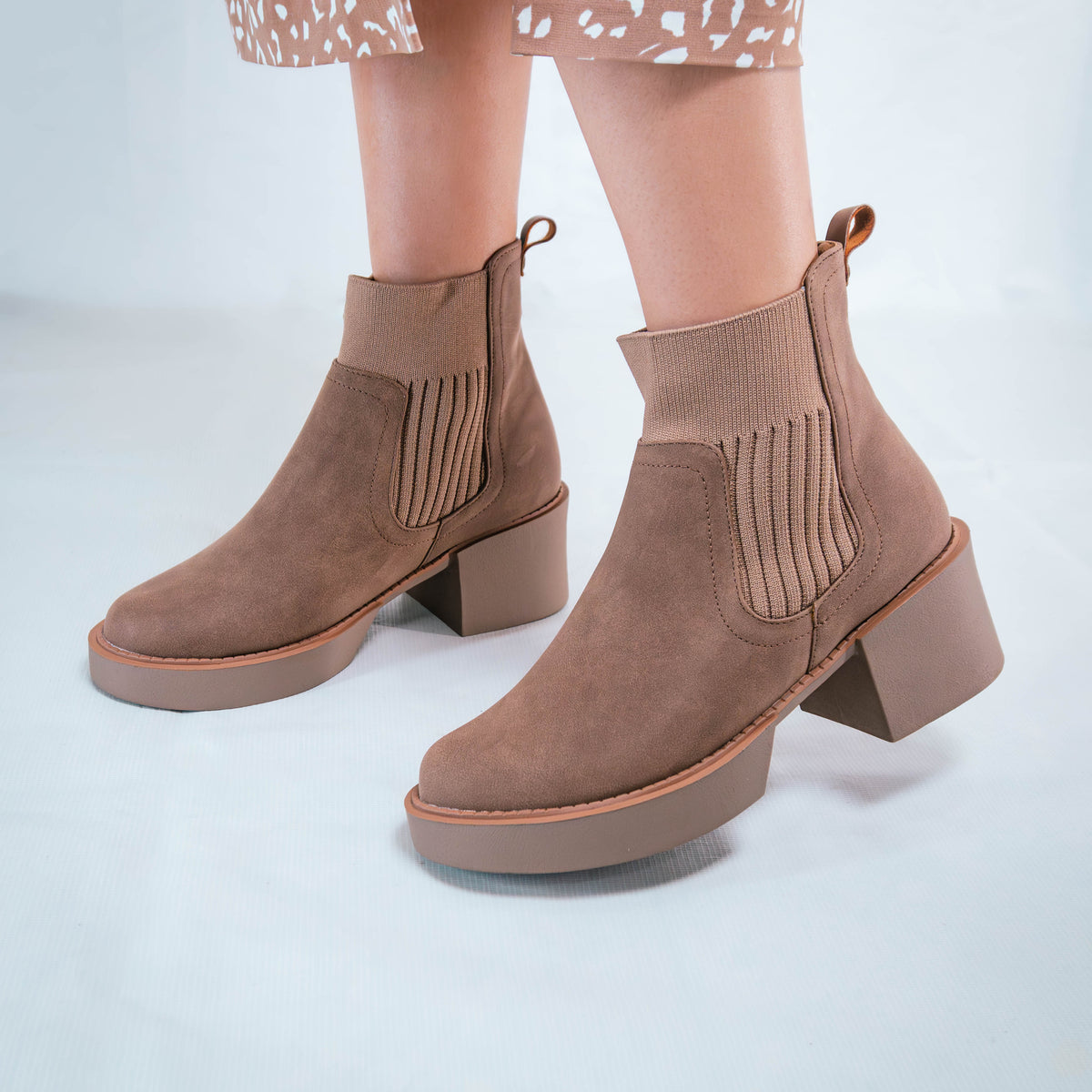 Botin punta redonde color arena + elastico – Metro Calzado